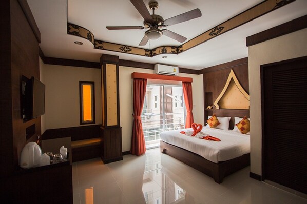 Quarto superior, sacada | Frigobar (abastecido com alguns itens grátis), cofres nos quartos