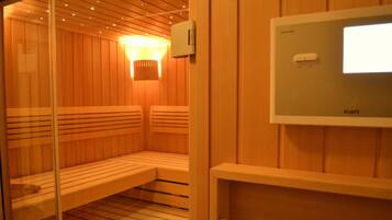 Uma sauna com bancos de madeira e painel de controle.