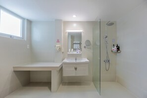 Suite VIP room | Casa de banho | Um polibã, artigos de higiene pessoal grátis, um secador de cabelo