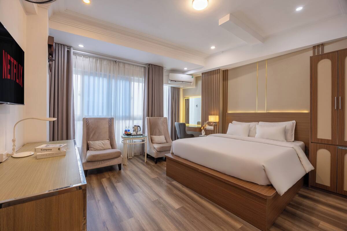 Deluxe City View Double Bed | Minibar, cofre no quarto, cortinas/cortinados opacos