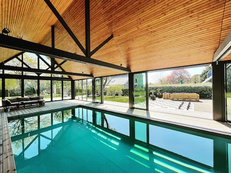 Piscina interior, da(s) 9:00 à (s) 20:00, espreguiçadeiras