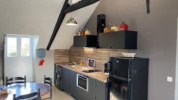 Apartamento, 1 quarto | Cozinha privada | Um frigorífico, um micro-ondas, uma placa de cozinha