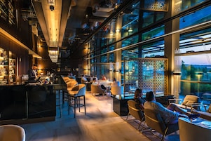 3 bares/lounges, bar ao lado da piscina