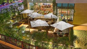 2 restaurantes, café da manhã, culinária internacional