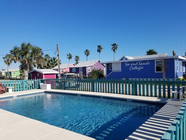 Sea And Sands Cottages - Port Aransas, TX