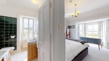 Quarto casal superior, vista para o mar | Roupas de cama premium, cofres nos quartos, escrivaninha