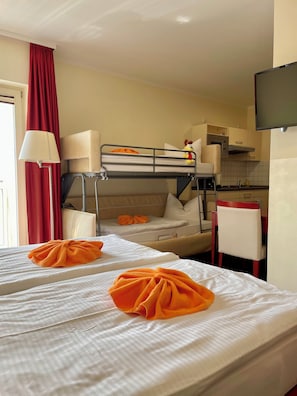 Estúdio Familiar, várias camas, não fumadores, cozinha | Roupa de alta qualidade, cofre no quarto, cortinas/cortinados opacos 