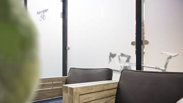 Quarto moderno com um banco de madeira e um símbolo de bicicleta fixado na parede.