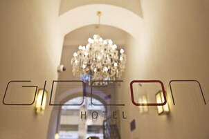 Um candelabro em um corredor de hotel.