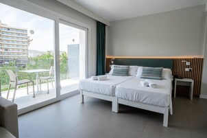 Quarto Duplo, terraço, vista parcial para o mar (Relax) | Edredões de penas, cofre no quarto, cortinas/cortinados opacos 