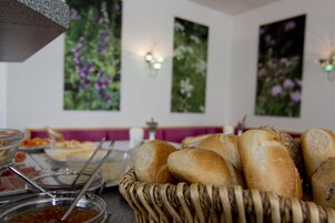 Café da manhã com buffet todos os dias (EUR 11.9 por pessoa)