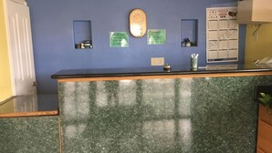 Uma receção com uma parede azul, um relógio e um diretório.