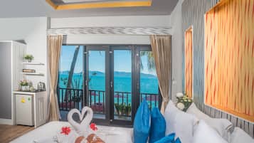 The True Beach Front | Frigobar, cofres nos quartos, individualmente mobiliados, escrivaninha