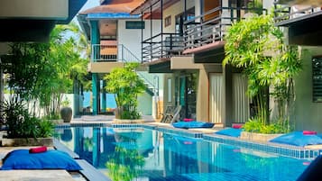 Superior Mini Suite Pool View | Área de estar | TV