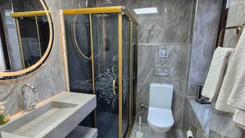 Um secador de cabelo, chinelos, toalhas fornecidas