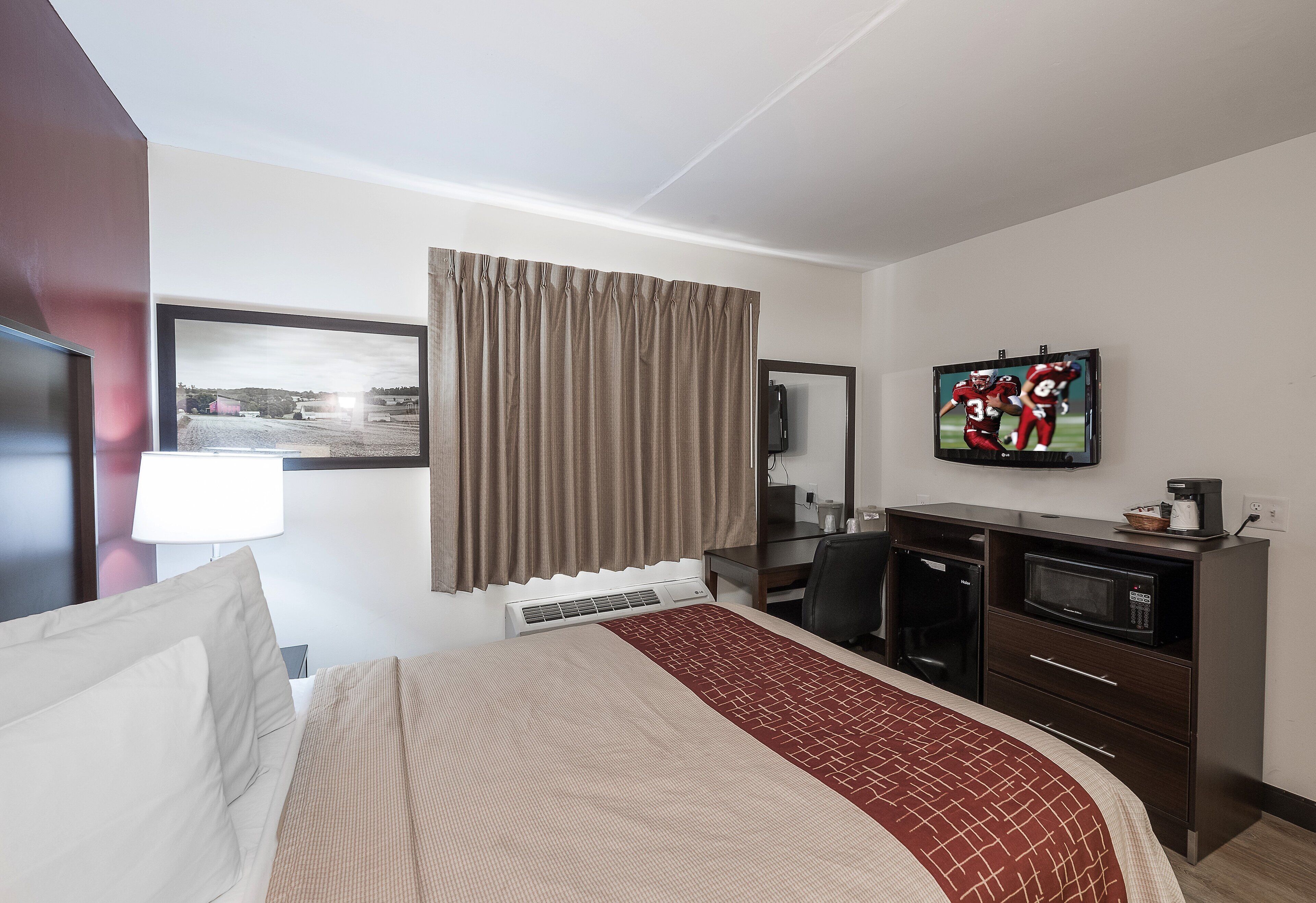 Secretária, cortinas/cortinados opacos, ferro/tábua de engomar 