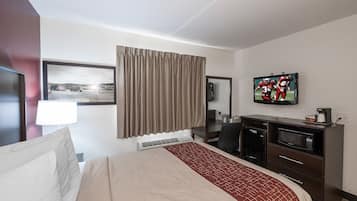 Secretária, cortinas/cortinados opacos, ferro/tábua de engomar