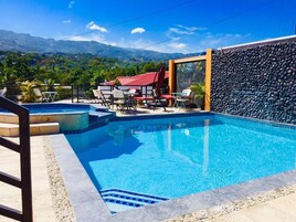 Piscina externa, guarda-sóis, espreguiçadeiras
