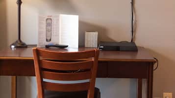 Quarto Standard, 2 camas queen-size | Sala de estar | Televisor