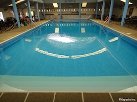 Piscina interior, da(s) 7:00 à(s) 21:00, espreguiçadeiras