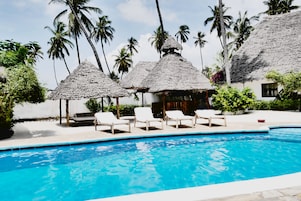 Piscina exterior, guarda-sóis, espreguiçadeiras