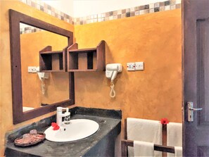 Um polibã, artigos de higiene pessoal grátis, um secador de cabelo 