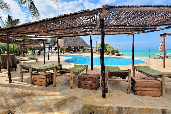 3 piscinas exteriores, guarda-sóis, espreguiçadeiras