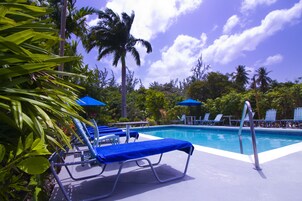 Piscina externa, guarda-sóis, espreguiçadeiras