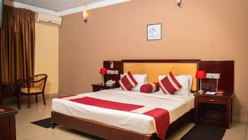 Roupa de alta qualidade, cofre no quarto, secretária