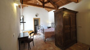 Quarto Triplo Standard, 1 cama queen-size e sofá-cama | 1 quarto, secretária, Wi-fi grátis, roupa de cama fornecida 