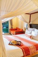 Superior Room | Frigobar, cofres nos quartos, individualmente mobiliados, escrivaninha