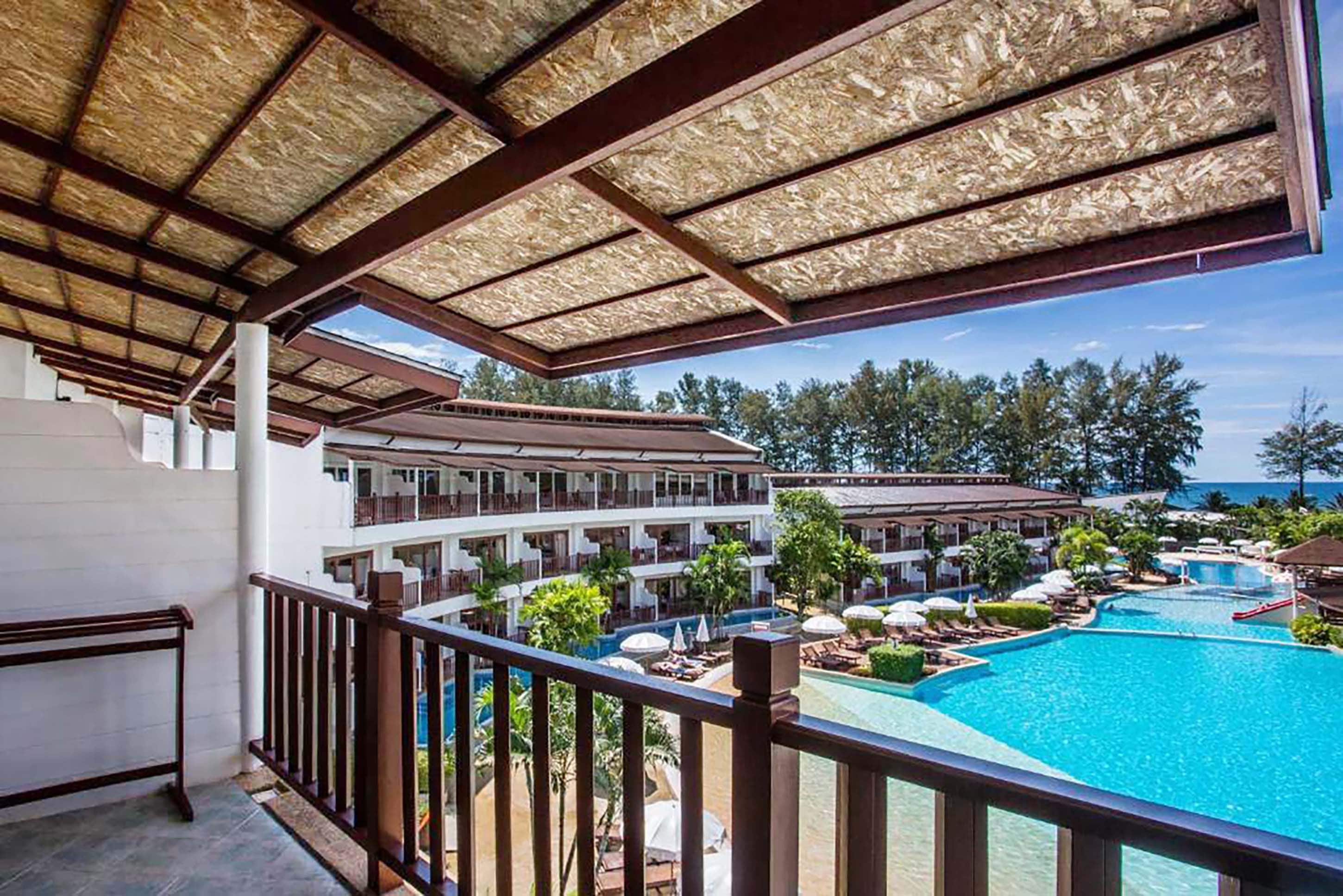 Um hotel com piscina, área de estar ao ar livre e vista para o oceano.