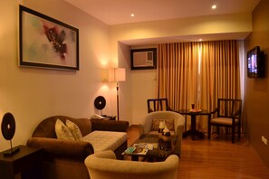 Suite Executiva | Sala | Televisor de ecrã plano de 32 polegadas com canais por cabo, televisor 