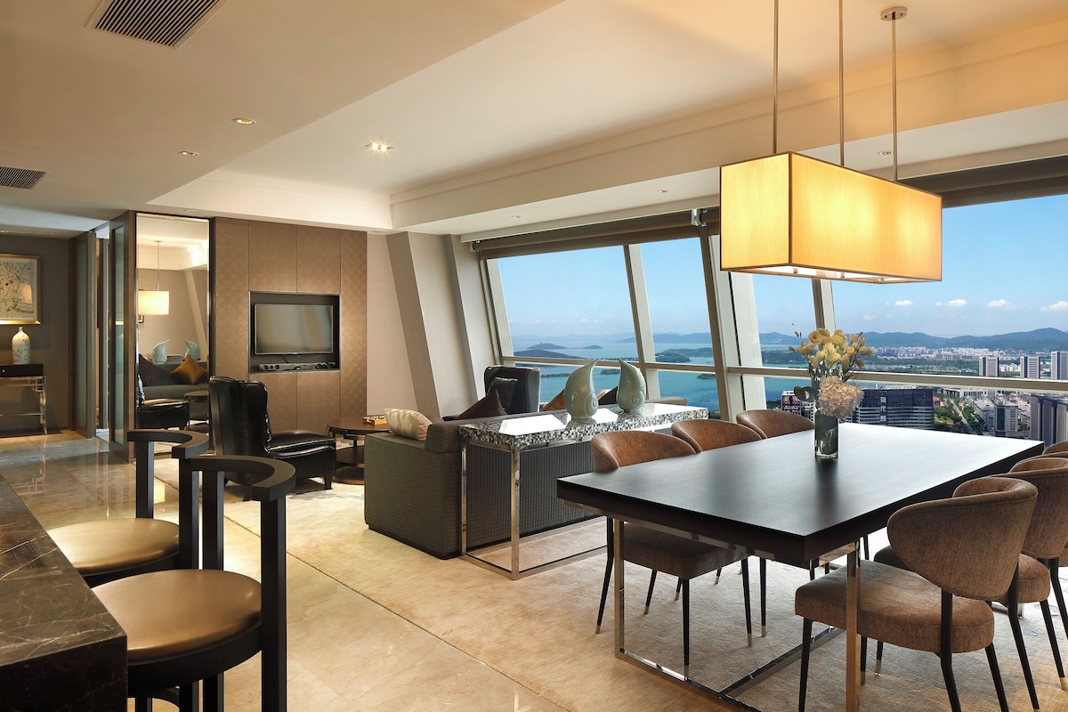 Suite de Luxo | Minibar grátis, cofre no quarto, secretária, cortinas/cortinados opacos