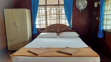 Bungalow Clássico, 1 cama queen-size | Secretária, cortinas/cortinados opacos, Wi-fi grátis