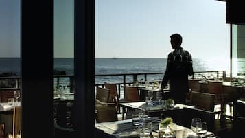 2 restaurantes, almoços servidos, cozinha à base de marisco