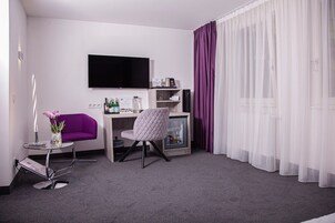 Roupas de cama premium, camas com colchões pillow-top, frigobar