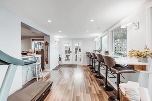 Geladeira, micro-ondas, cafeteira/chaleira, chaleira elétrica