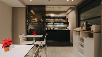 Pequeno-almoço tipo buffet diário (12 EUR por pessoa)