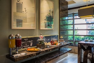 Pequeno-almoço tipo buffet diário (65000 COP por pessoa)