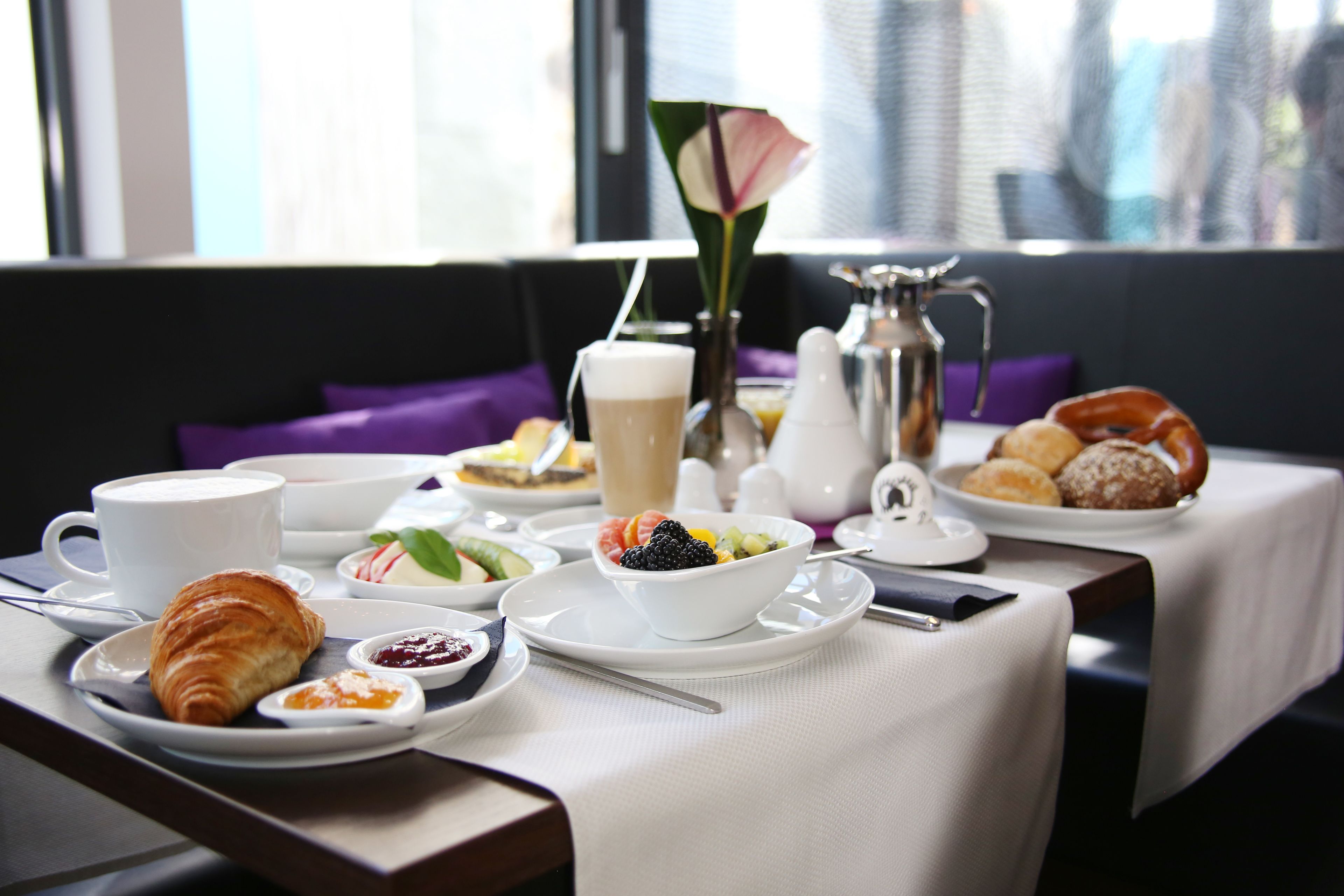 Café da manhã com buffet todos os dias (EUR 19 por pessoa) 