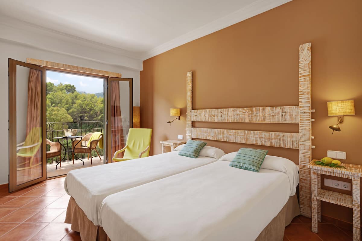 Minibar, cofre no quarto, secretária, ferro/tábua de engomar 