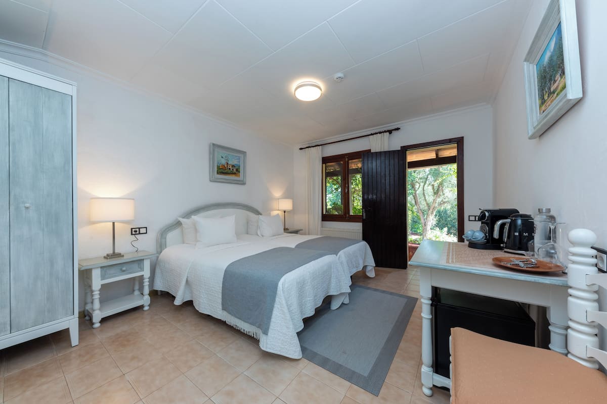 Roupas de cama premium, cofres nos quartos, escrivaninha