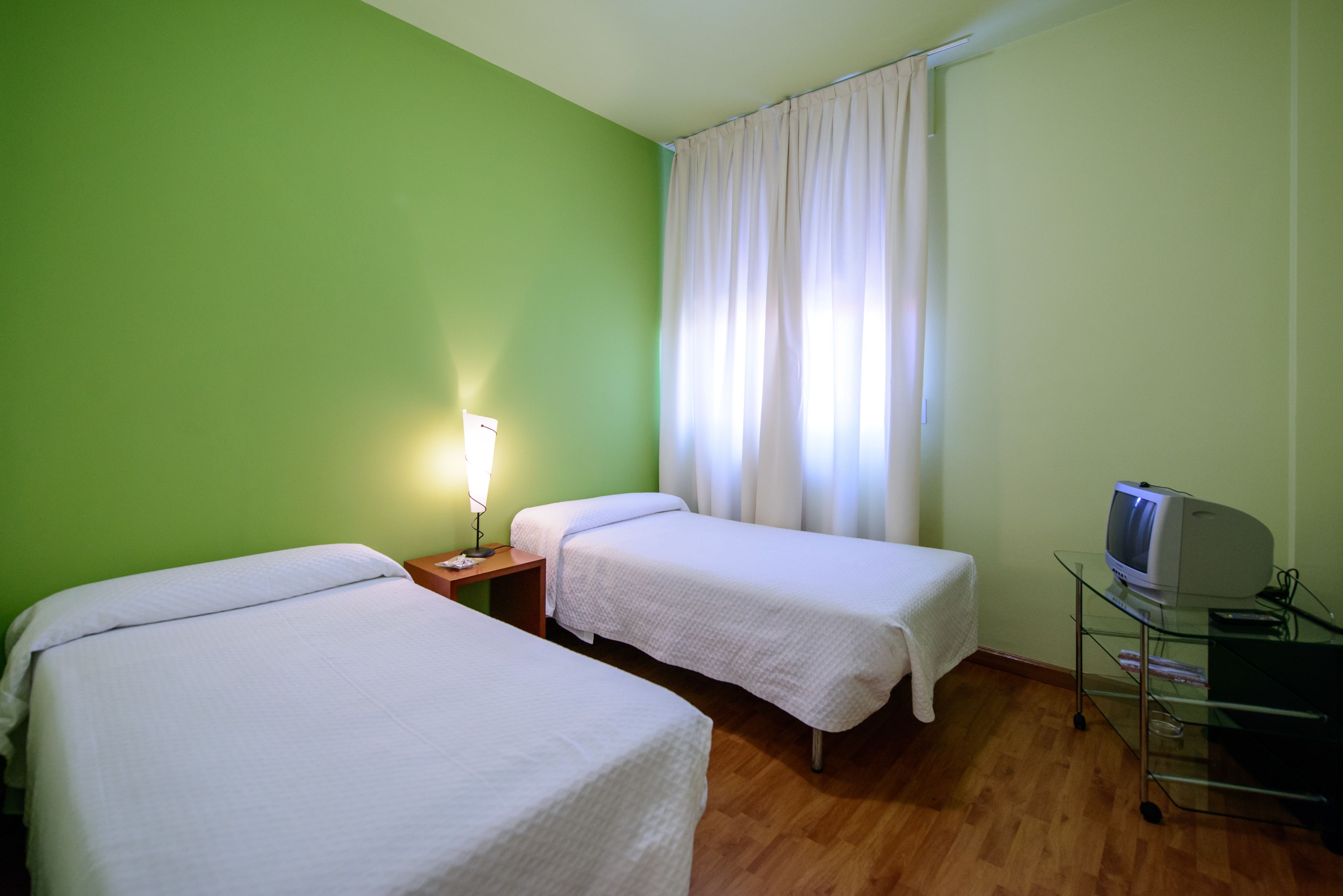 Quarto triplo | Escrivaninha, espaço de trabalho para notebook, cortinas blackout