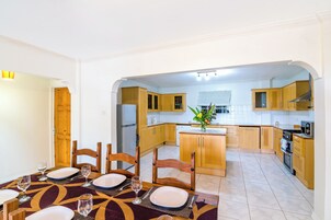 2 Bedroom Apartment - Apartment 1 | Cozinha privada | Uma cafeteira/bule, um frigorífico/congelador grande, um micro-ondas