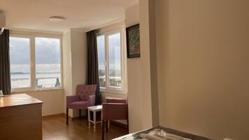 Quarto Deluxe | Minibar, cofre no quarto, secretária, quartos insonorizados