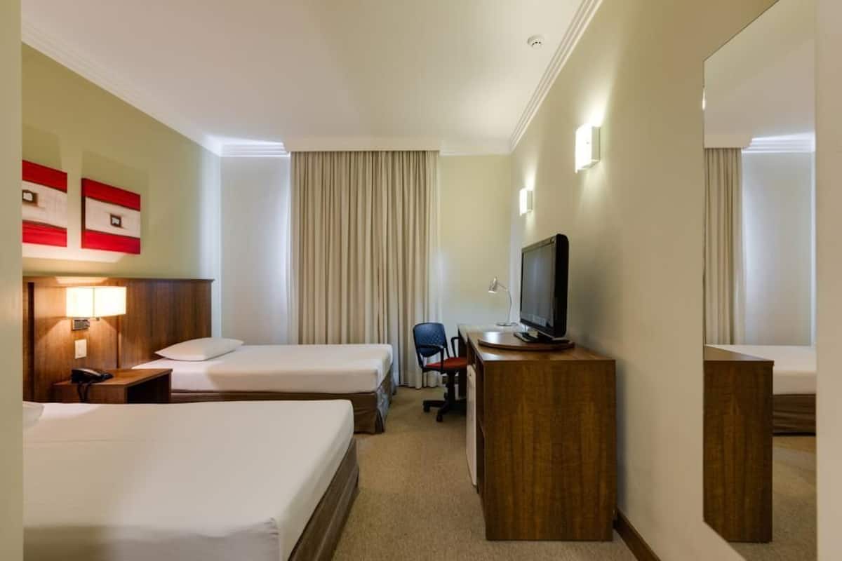 Quarto duplo standard | Frigobar, cofres nos quartos, escrivaninha, quartos à prova de som