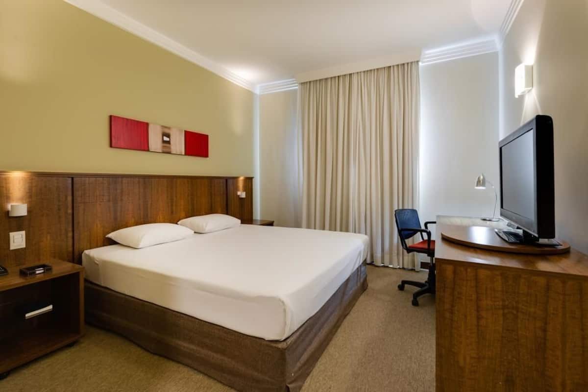 Frigobar, cofres nos quartos, escrivaninha, quartos à prova de som