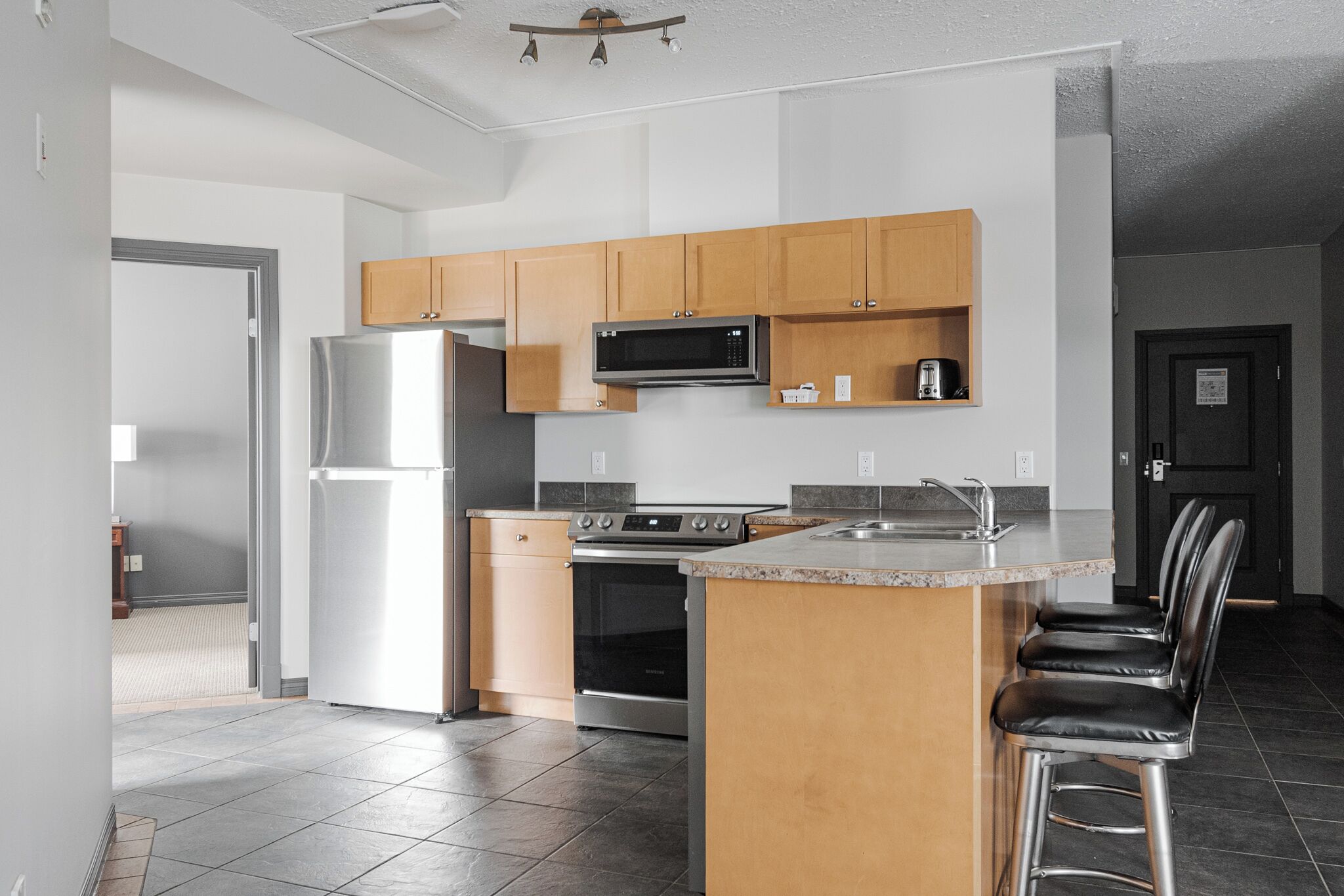 Suite, 3 quartos, cozinha | Cozinha privada | Um frigorífico/congelador grande, um micro-ondas, um forno 
