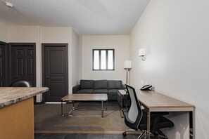 Suite, 2 quartos, cozinha | Sala de estar | TV de ecrã plano, lareira